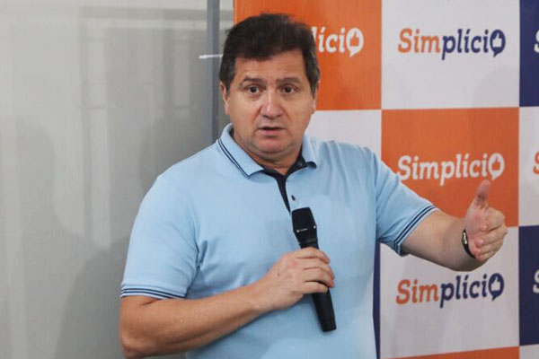 Simplício vai pagar 300 reais por mês para alunos de universidades ...